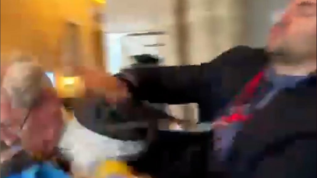Russian and Ukrainian delegates fighting over the flag in Türkiye Russian and Ukrainian delegates fighting over the flag in Türkiye